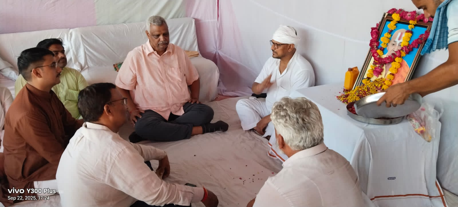 विधायक डॉ धर्मपाल सिंह ने बकंदा खास पहुंच कर व्यक्त की शोक संवेदना ...